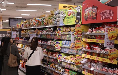 세계 입맛 사로잡은 K 과자···연간 수출액 1조 원 눈 앞 Snack Exports This Year Expected To
