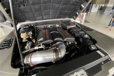 Foto Land Rover Defender Bermesin Chevrolet Corvette Tenaga Tembus