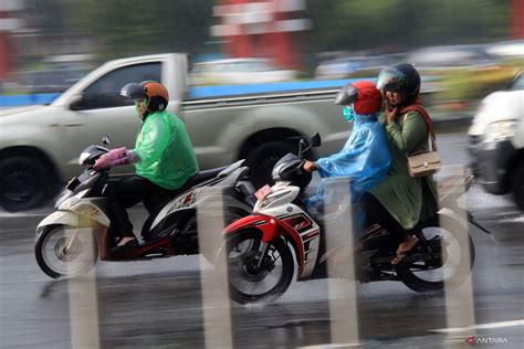 Bmkg Prakirakan Hujan Ringan Hingga Sedang Guyur Indonesia Antara