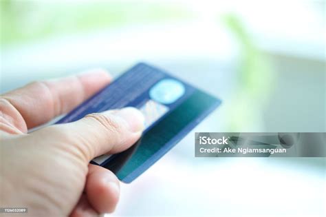 신용 카드 교체 현금으로 모든 은행 및 쇼핑 온라인 지불에 대 한 신용 카드를 들고 여자의 손 가까이 문 또는 거래에 지급 비즈니스 개념입니다 개념에 대한 스톡 사진 및