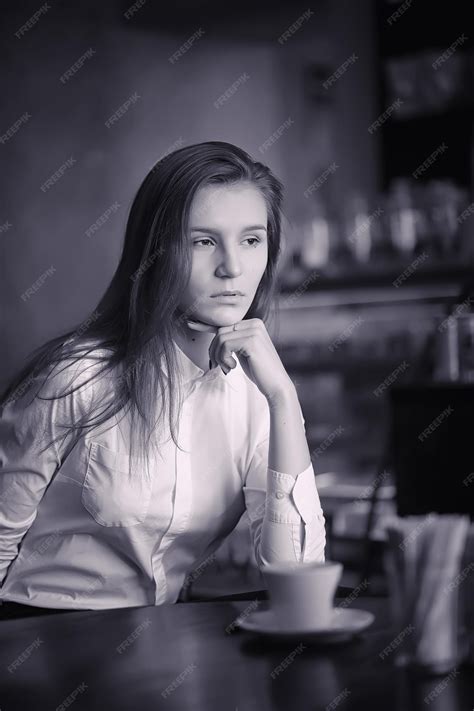 Une Fille Dans Un Café Boit Du Café Une Femme Prend Son Petit Déjeuner