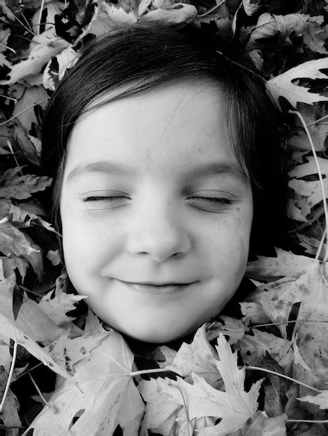 Retrato De Una Chica Linda Sonriendo Foto Premium