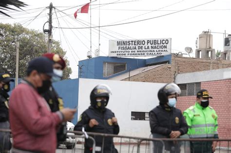 Abimael Guzmán Manifestantes Protestan En Exteriores De La Morgue Del