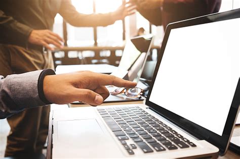 비즈니스 팀 회의 존재입니다 전문 투자자 새로운 시작 프로젝트입니다 디지털 태블릿 노트북 컴퓨터 디자인 스마트 전화 사무실에서 개발에 대한 스톡 사진 및 기타 이미지