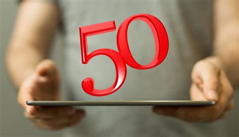 50주년을 기념하기 위한 디지털 템플릿 태블릿에서 떠다니는 3d 빨간색 숫자 50 3차원 형태에 대한 스톡 사진 및 기타 이미지