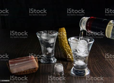 보드카 한 병 베이컨과 절인 오이가있는 나무 판에 차가운 보드카가있는 안개 낀 유리 0명에 대한 스톡 사진 및 기타 이미지