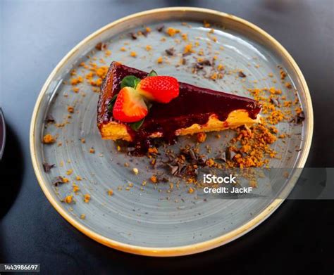 카페테리아에서 커피 한 잔 근처의 회색 접시에 신선한 딸기 잼을 곁들인 치즈 케이크 조각 건강한 식생활에 대한 스톡 사진 및 기타 이미지 건강한 식생활 과일 그릇