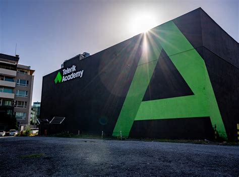 Телерик Академия стартира прием в първите програми за 2023 г с два от най търсените програмни