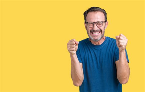 잘생긴 중간 나이 격리 된 배경 위에 안경 Wearin 노인의 수석 남자 흥분 무기와 성공 위한 축 하 승리 미소 발생 합니다 우승자 개념입니다 남자에 대한 스톡 사진 및