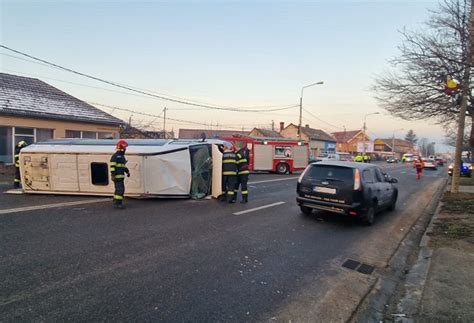 Accident rutier grav în care au fost implicate 19 persoane în vestul țării