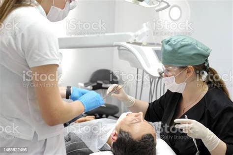 치과 용 임플란트 설치 임플란트로 빠진 치아 복원 의사는 구강의 상처를 꿰매고 있습니다 클로즈업 샷 치과 및 치과 치료의 개념 베 니 어판 3 명에 대한 스톡 사진 및 기타