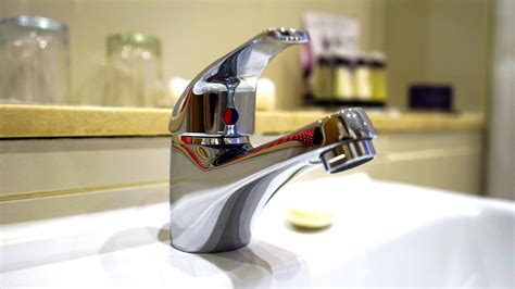 Wasserhahn anmontieren einfach selber gemacht handwerkertipps einfach erklärt