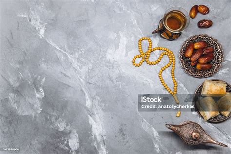 회색 돌 배경에 전통적인 아랍 식기와 음식 세트 차 한잔 코란 묵주가 있는 세련된 배너 라마단 테이블 상단보기 과일에 대한 스톡 사진 및 기타 이미지 Istock