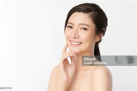 흰색 배경에 깨끗한 신선한 피부를 가진 아름다운 젊은 아시아 여성 얼굴 관리 얼굴 치료 화장품 아름다움과 스파 아시아 여성