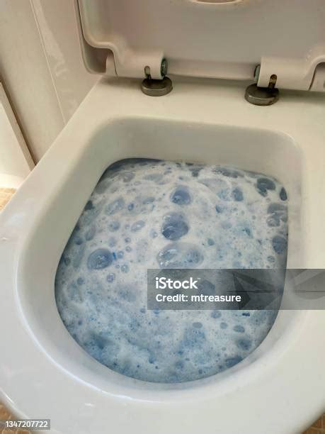 흰색 욕실 스위트 화장실 변기 뚜껑 및 좌석이 팬 내부 변기 청소기 파워 폼 충전 변기 높은 전망의 풀 프레임 이미지 0명에