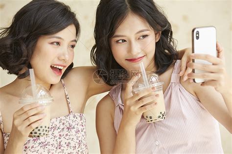 亲密姐妹开心的喝奶茶自拍高清图片下载 正版图片502289830 摄图网