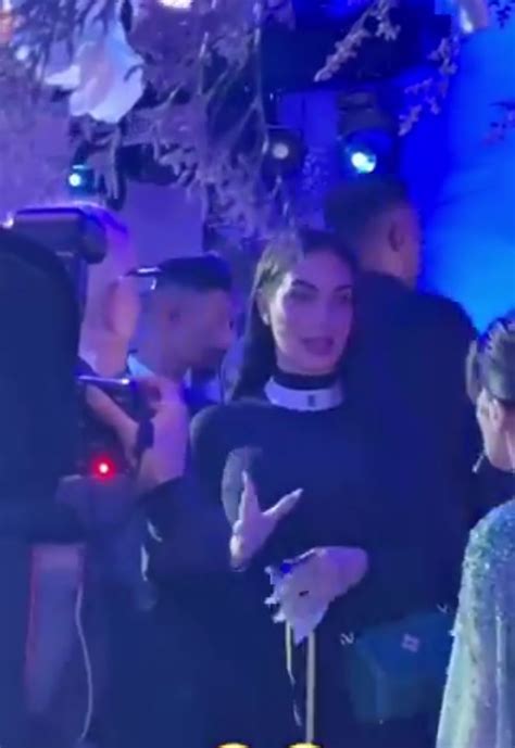برفقة هذه الشخصية الكبيرةجورجينا تشعل مواقع التواصل بإطلالة جريئة في
