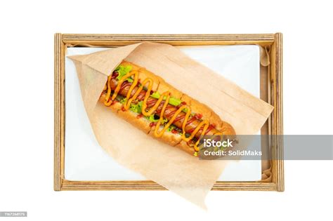 토마토 케첩과 흰 배경에 겨자를 곁들인 샐러드와 오이를 곁들인 핫도그 가볍고 아름다운 패스트 푸드 가공육에 대한 스톡 사진 및