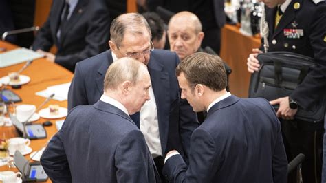 За първи път от 3 години Путин проведе телефонен разговор с Макрон Новини бг