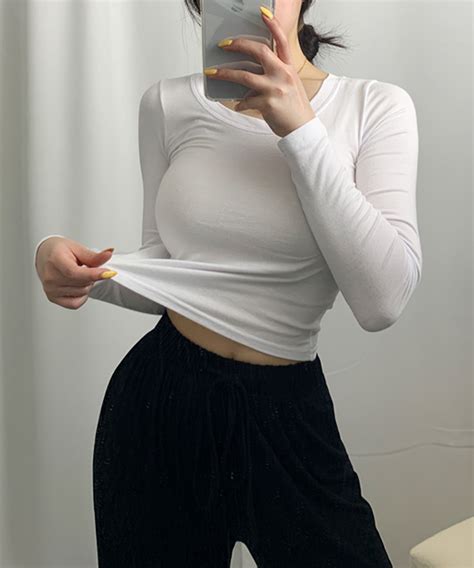 인더화이트 쫀쫀긴팔 세미크롭 티셔츠 이너 기본 스판 여름 쫄티 썸머 긴팔티