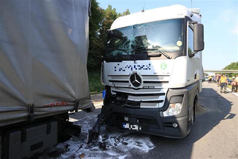 Schwerer Lkw Unfall auf A3 sorgt für Vollsperrung Bildergalerie