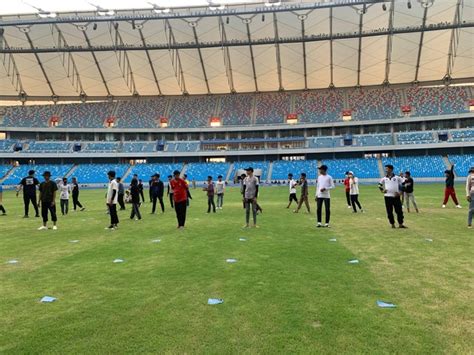 ស្ងើចសរសើរ អ្នកសិល្បៈ កងកម្លាំង អ្នកស្ម័គ្រចិត្ត ខំប្រឹង ជម្នះតស៊ូ ទាំងឈឺ