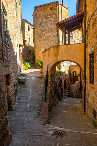 거리와 소라노 토스카나 이탈리아의 고대 중세 마을의 건물 거리에 대한 스톡 사진 및 기타 이미지 거리 건설 산업 건축 Istock
