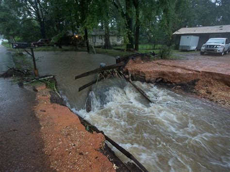 Historic Louisiana Flooding 3 Dead More Than 1000 Rescued Abc News