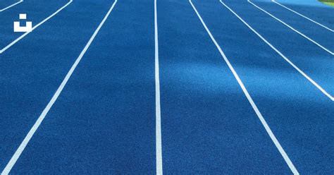 흰색 선이 있는 파란색 달리기 트랙 사진 Unsplash의 무료 운동장 이미지