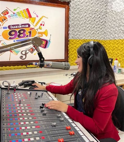 Cantora e radialista Vivi Araújo morre aos 22 anos em tragédia no DF e