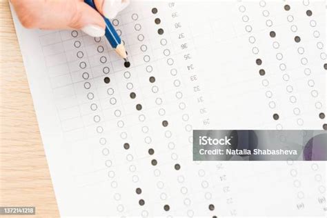 Photo Libre De Droit De Les Mains Des Étudiants Pour Passer Les Examens