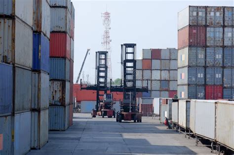 Empilhadeira Do Contentor Na Zona Portuária Foto de Stock Imagem de