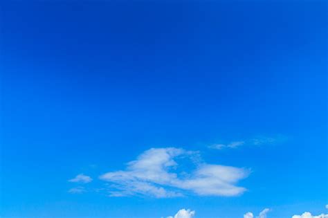 맑고 푸른 하늘 흰 구름과 Cloudless 하늘입니다 푸른 하늘 구름 드러나지 보기 낮 황량한 빈 공기 깨끗 한 0명에 대한