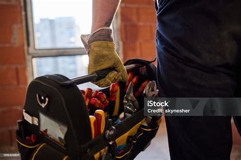 도구 상자를 들고 다니는 인식 할 수없는 수동 작업자를 닫습니다 공구상자에 대한 스톡 사진 및 기타 이미지 공구상자 작업 장비 남자 Istock