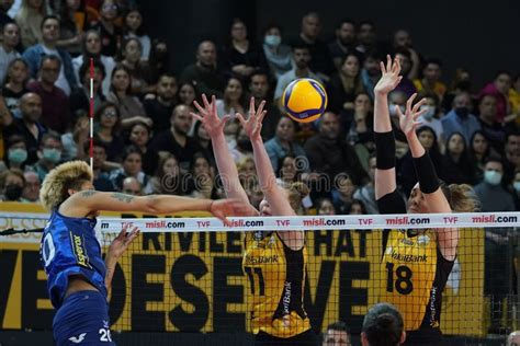Partido Final De La Liga De Sultanes Turcos Vakifbank Vs Fenerbahce