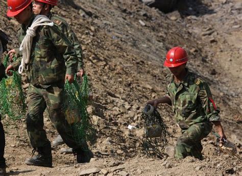 图文：成都军区工兵分队战士准备埋置炸药 新闻中心 新浪网