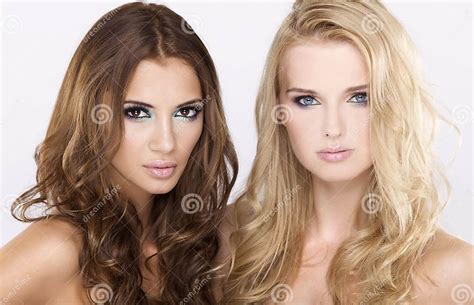 Zwei Freundinnen Blond Und Brunette Stockfoto Bild Von Latino