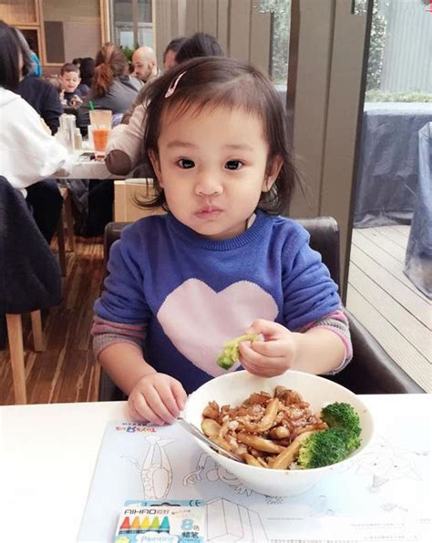 萌萌的小甜馨兒你還好嗎如今長高了很多呢 每日頭條
