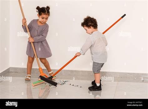 Hermano Y Hermana Limpiando La Casa Fotografías E Imágenes De Alta