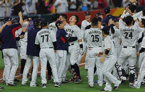 ＜日本・メキシコ＞サヨナラ打を放ち大喜びで栗山監督（左）と抱き合う村上（撮影・光山 貴大） ― スポニチ Sponichi Annex 野球