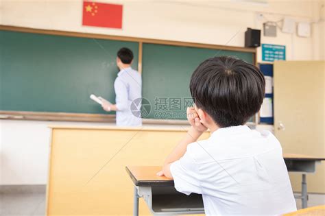 小学生课堂回答问题高清图片下载 正版图片500997982 摄图网