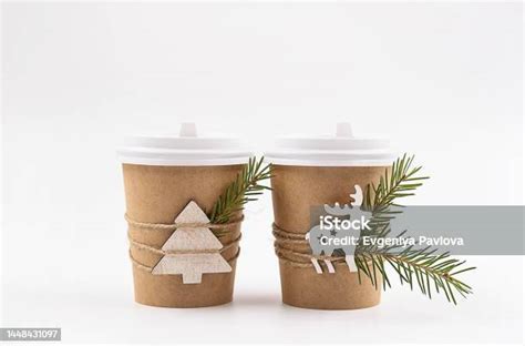 흰색에 크리스마스 장식이 있는 일회용 커피 컵 모형은 뜨거운 음료를 위해 컵을 가져갑니다 겨울 분위기 0명에 대한 스톡 사진 및 기타 이미지 Istock