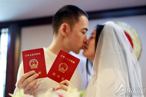 520上海结婚登记“火热”，预约名额全满，市民拄着拐杖也要领证