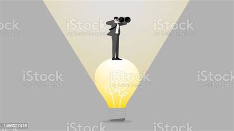 한 사업가가 큰 전구에 쌍안경을 사용합니다 비즈니스 솔루션 문제 해결 작업 아이디어 창의성 영감 상상력 사고 창조 안락 지대 및