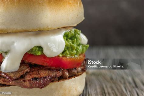 칠레에서 인기 있는 츄라스코 이탈리안 샌드위치 둥근 빵 쇠고기 토마토 아보카도를 나무 테이블에 올려 놓았습니다 복사 공간 전형적인 칠레 음식 개념 0명에 대한 스톡 사진 및