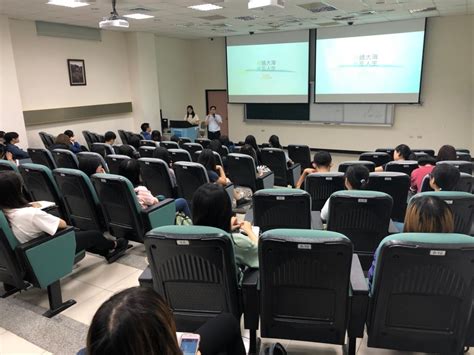 文藻外語大學東南亞學系 陳正娟老師教授「初級泰語一」課程，利用本校既有「亞洲文化空間場域」及泰國服飾，讓學生體驗泰
