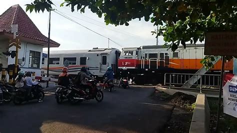 HUNTING KERETA API PAGI HARI DI PERLINTASAN KERETA API JPL 05 JALAN