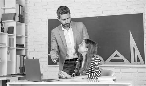 Enfant Souriant Avec Enseignant En Classe Utiliser Ordinateur Portable