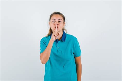 스튜디오에서 포즈를 취하는 표현 어린 소녀 무료 사진