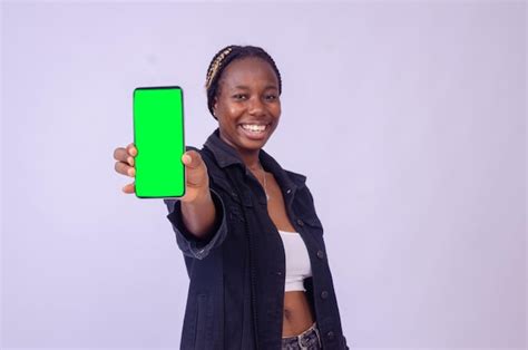Premium Photo Beautiful Black Girl Shows Her Phone Screen While